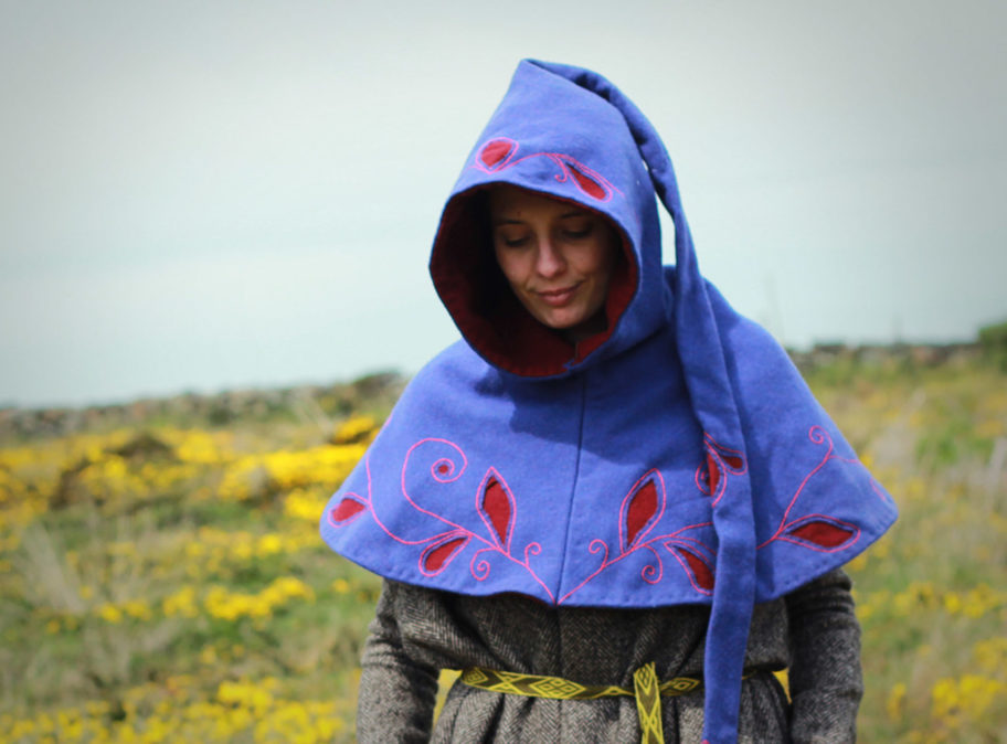 Chaperon médiéval brodé à la main - Stal ar Raden - Voir la boutique